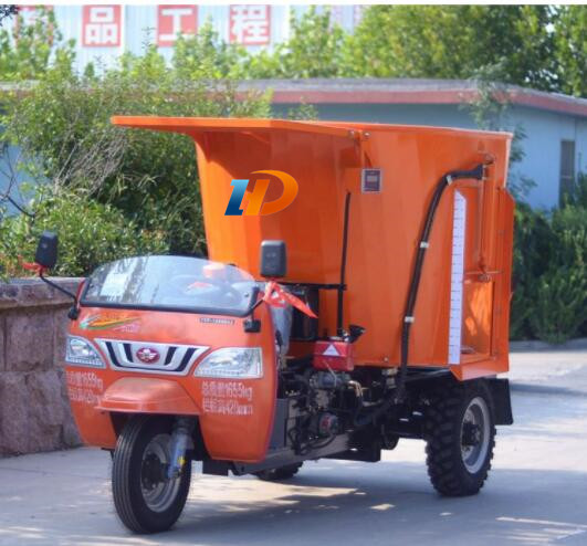 Self-propelled TMR feed mixer | Hindamachinery.com